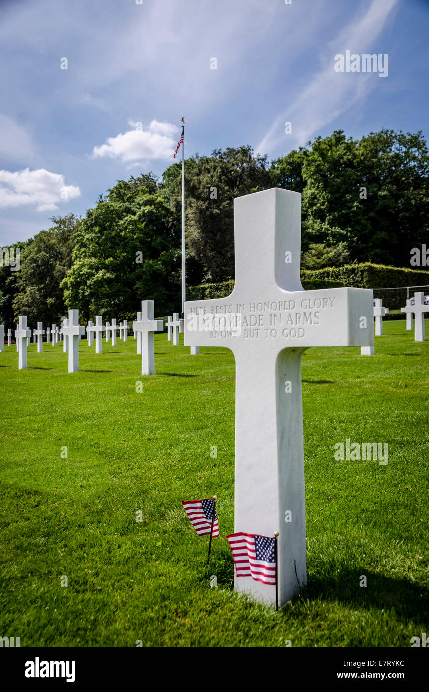 White headstone of an unknown soldier and US flags Stock Photo - Alamy