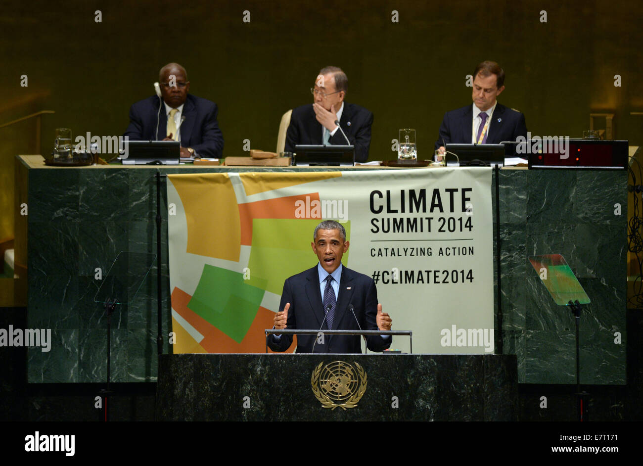 New York, USA. 23rd Sep, 2014. U.S. President Barack Obama(down) speaks ...