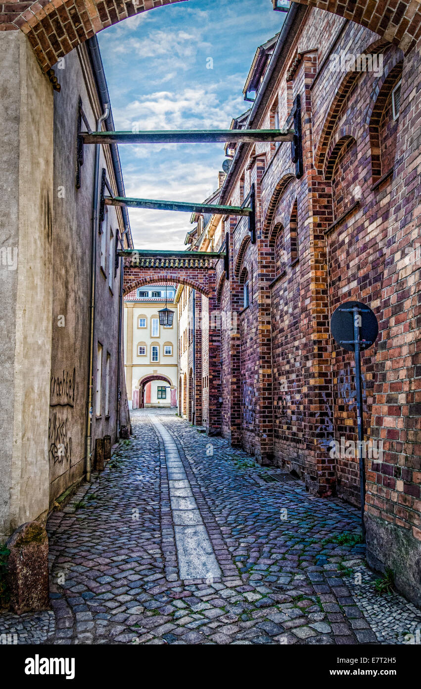 Cobbled alley with arches in view everywhere Stock Photo - Alamy