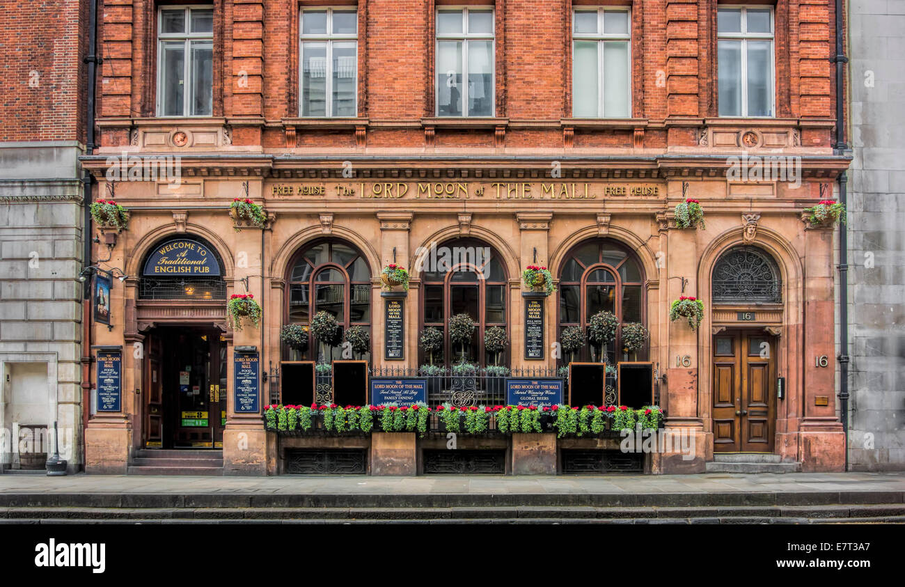 Facade of a traditional English public house Stock Photo - Alamy