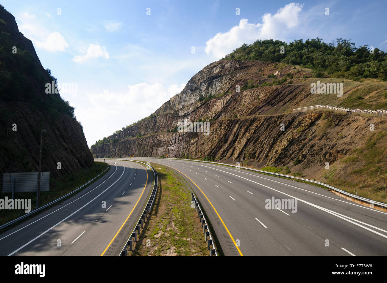 Two lane divided highway hi-res stock photography and images - Alamy