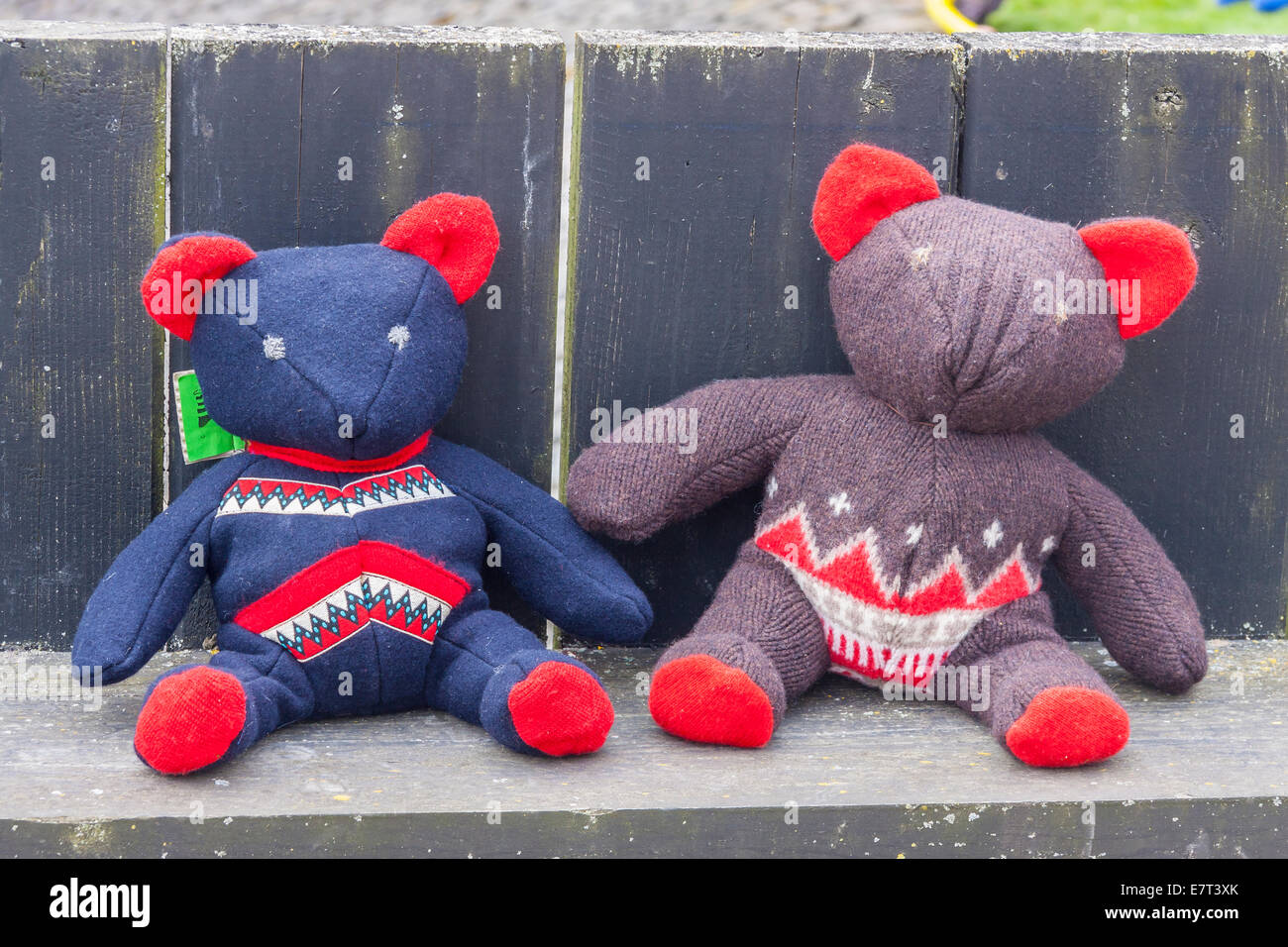 Two woolen teddy bear on wooden bench Stock Photo - Alamy