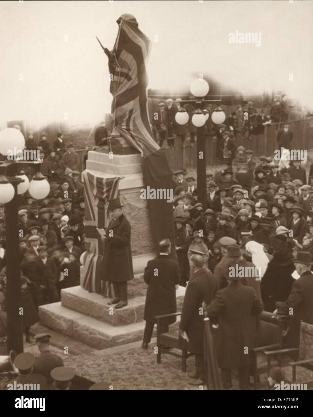 This photograph shows the unveiling ceremony of the Dundas War Memorial ...