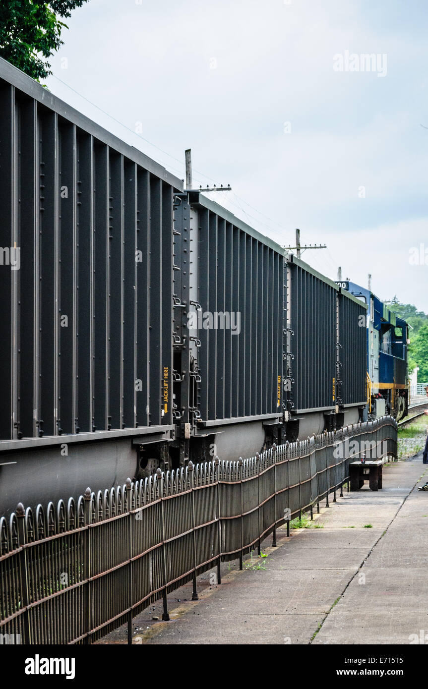 Csx hopper train hi-res stock photography and images - Alamy