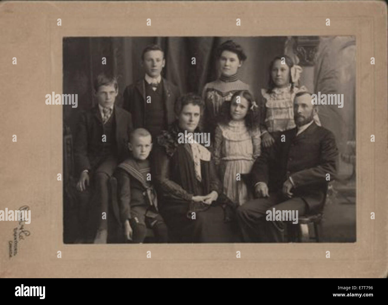 Vintage family group photo hi-res stock photography and images - Alamy