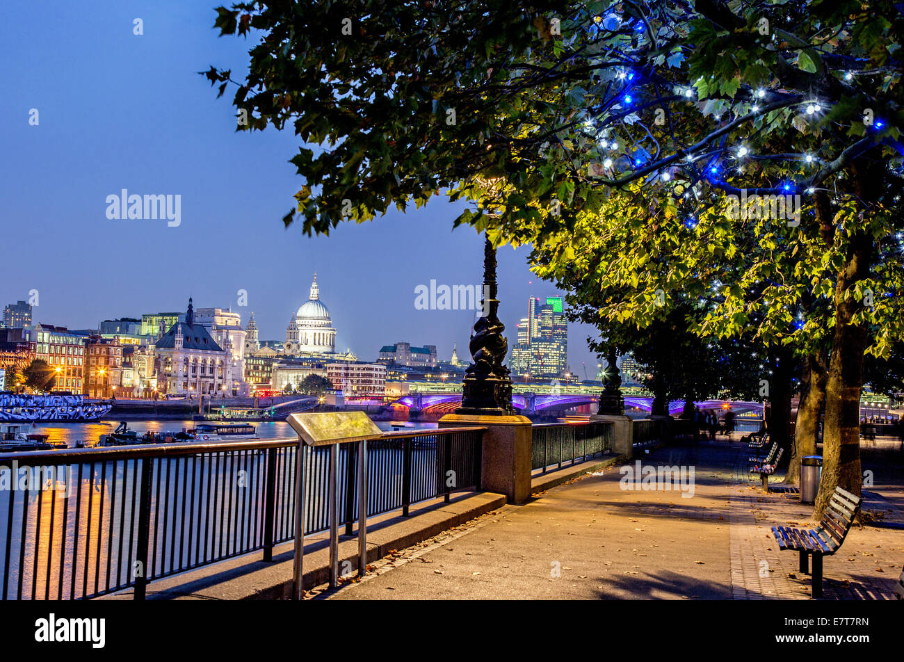 London embankment trees hi-res stock photography and images - Alamy