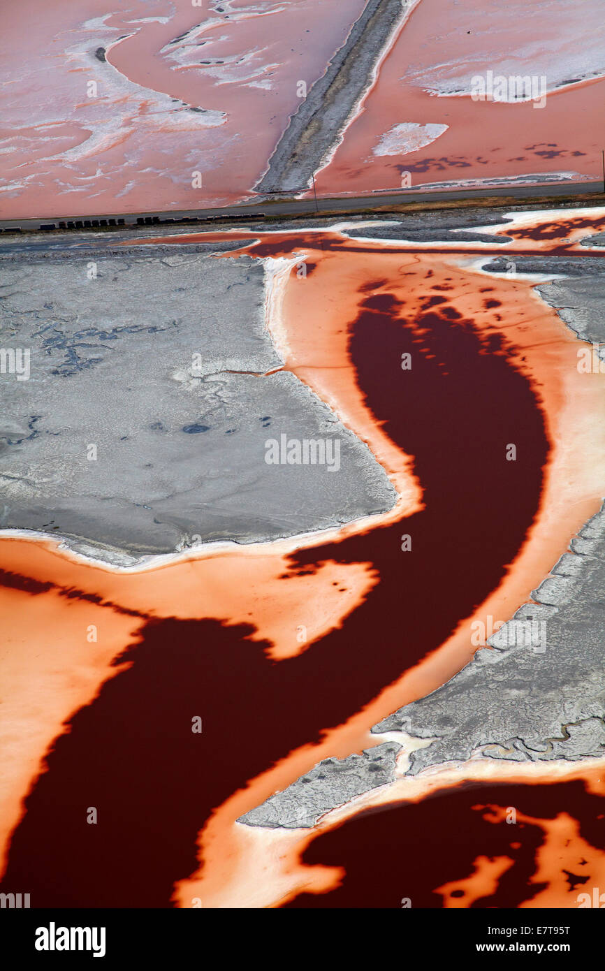 Colourful algae in salt evaporation ponds, Redwood City, San Francisco ...