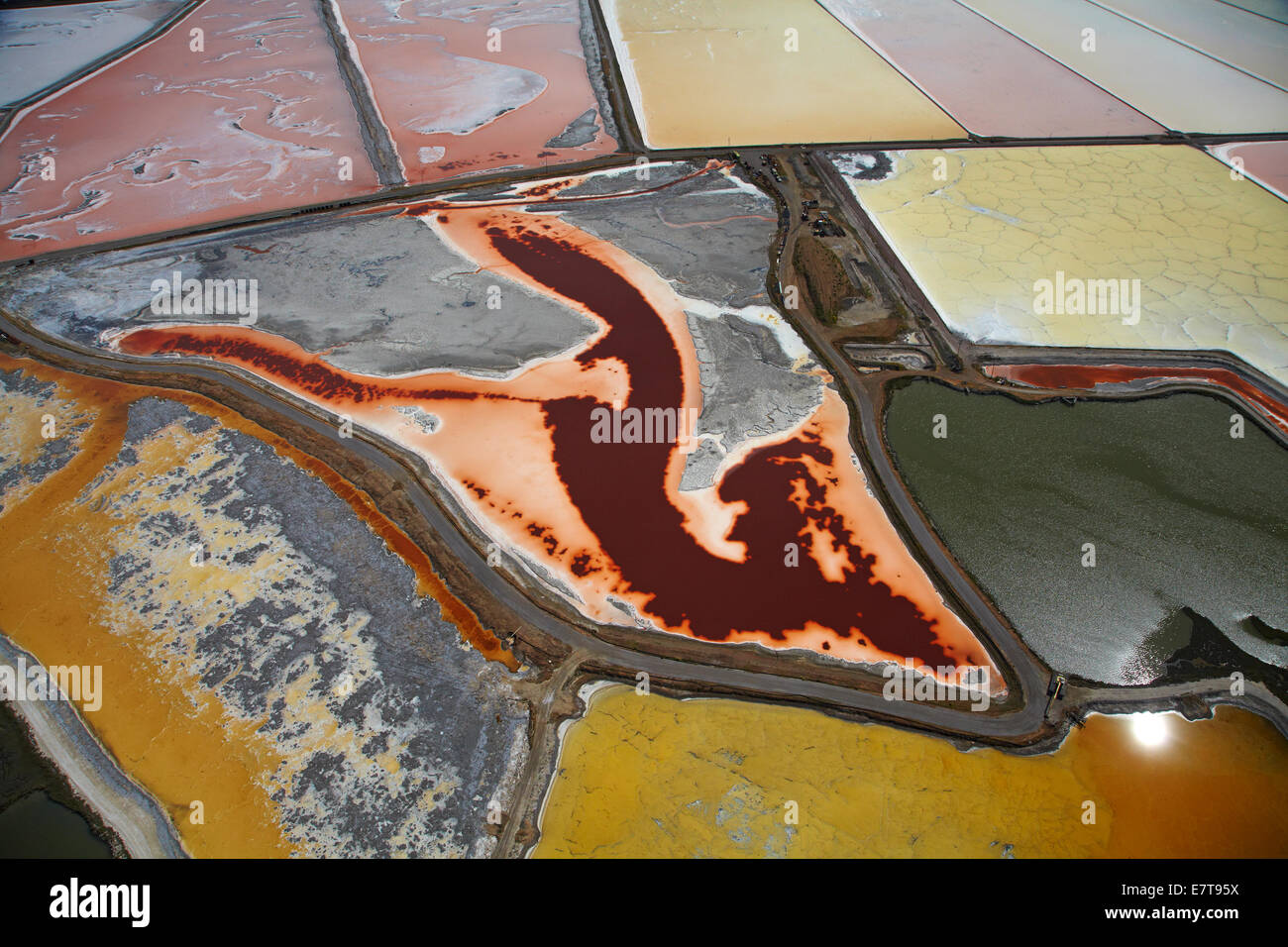 Colourful algae in salt evaporation ponds, Redwood City, San Francisco ...