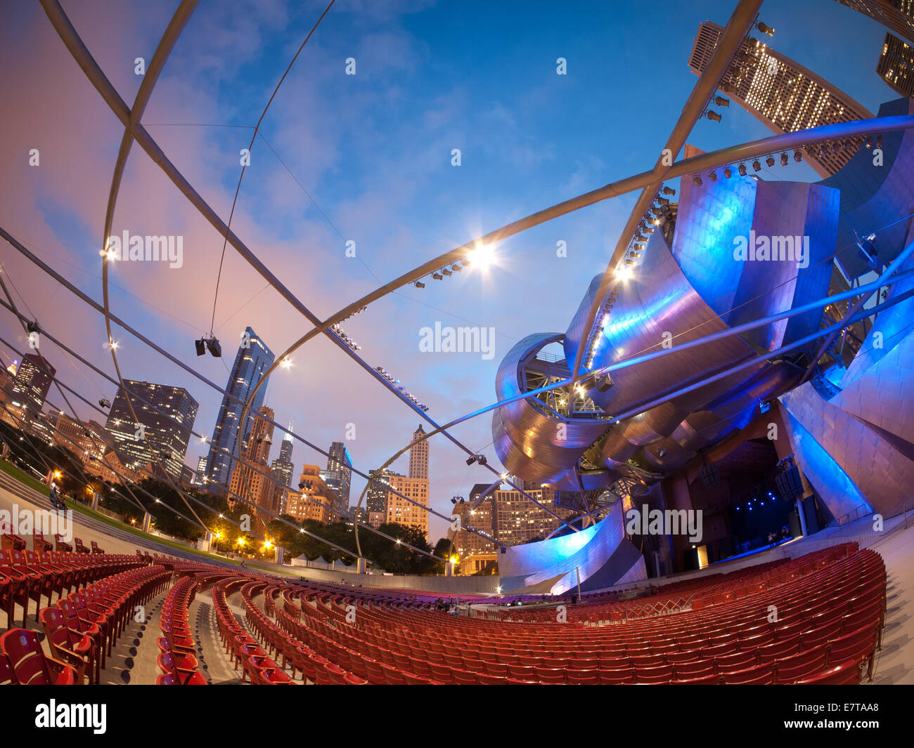 Jay pritzker pavilion chicago night skyline hi-res stock photography ...
