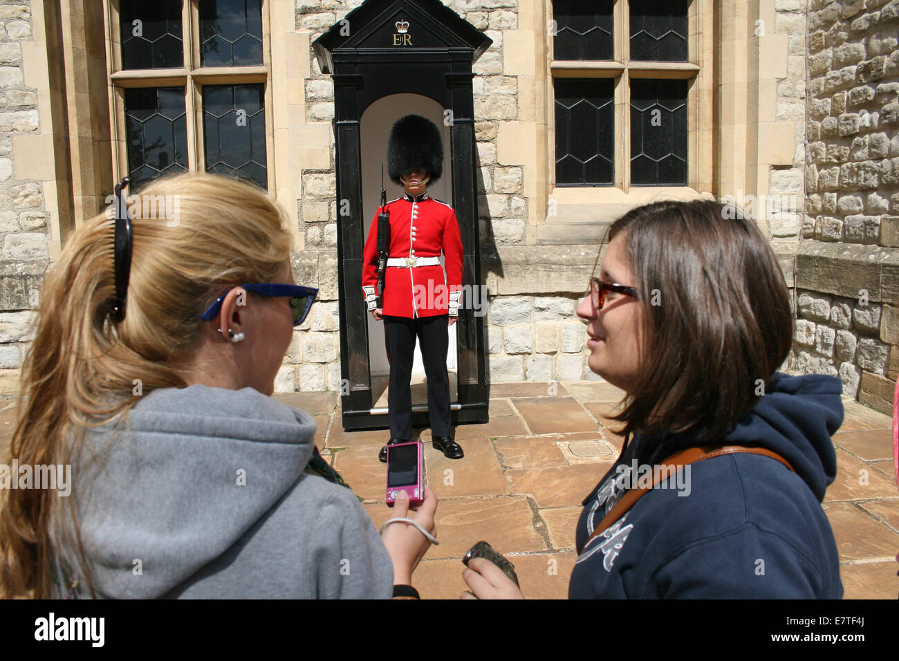 TOURISTS GRENADIER GUARD BEARSKIN SENTRY TOWER OF LONDON Stock Photo ...