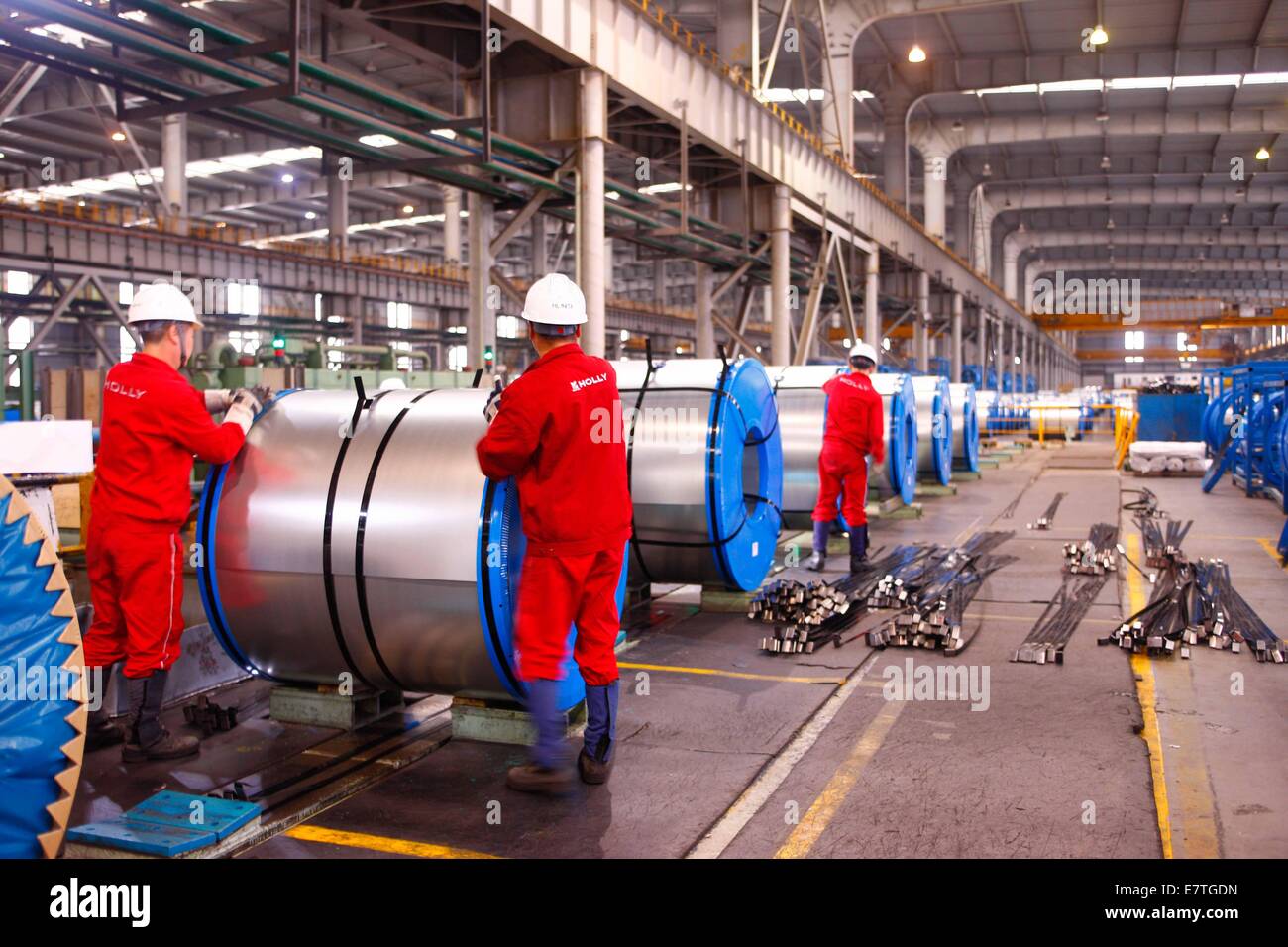 (140924) -- MA'ANSHAN, Sept. 24, 2014 (Xinhua) -- Steel workers pack up ...
