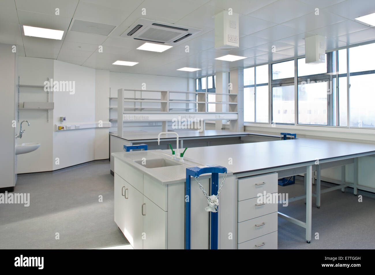 Research laboratory hi-res stock photography and images - Alamy