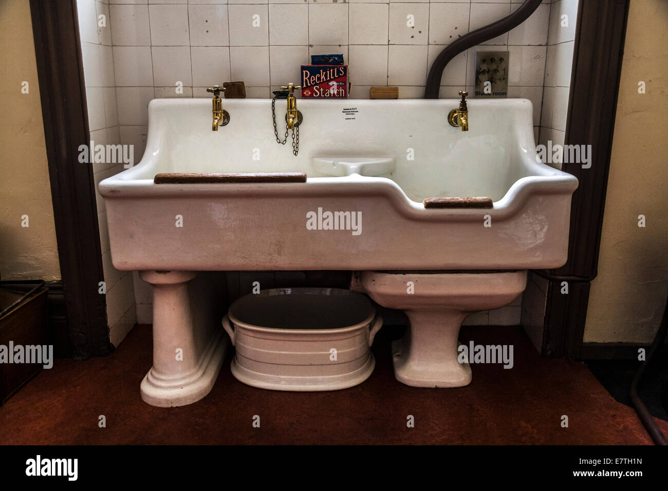 Large Victorian ceramic double sink / basin – made by Shanks and Co ...