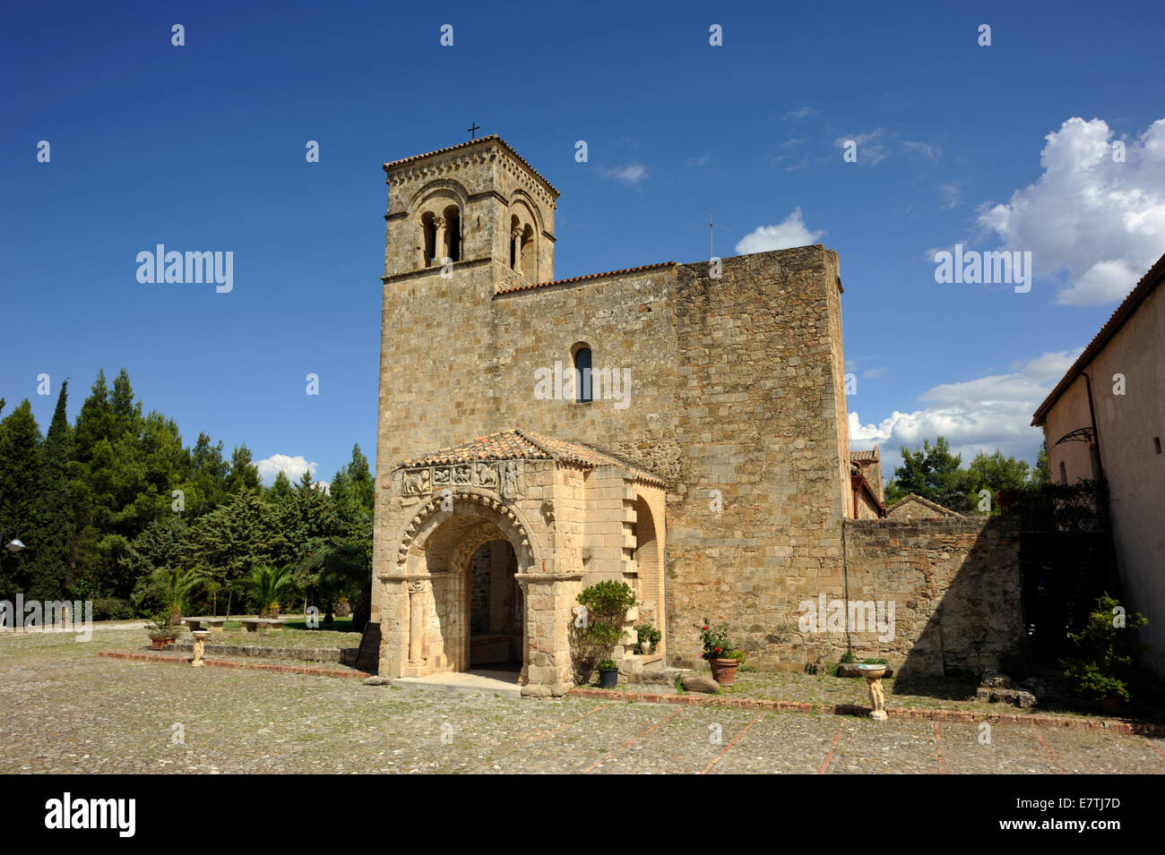 Medieval sanctuary churches hi-res stock photography and images - Alamy