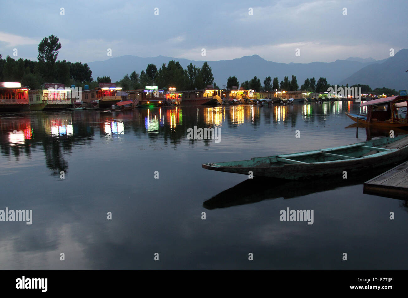 Dal lake hi-res stock photography and images - Alamy