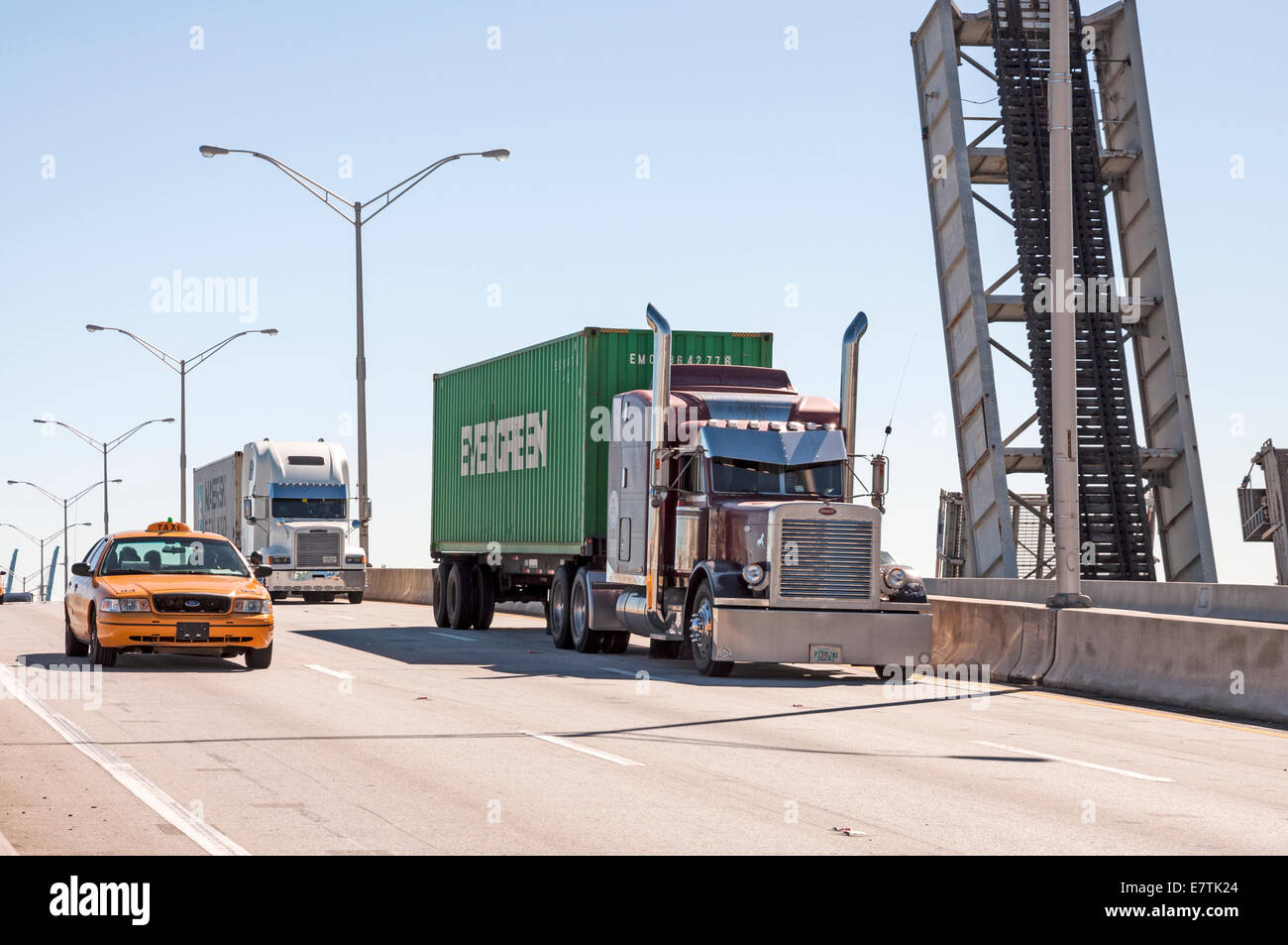 Trucks on bridge hi-res stock photography and images - Alamy