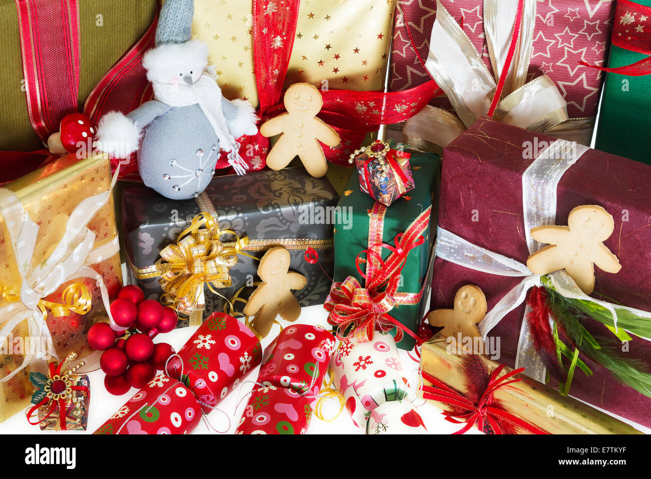 Gingerbread men, crackers and christmas gifts in colorful paper Stock ...