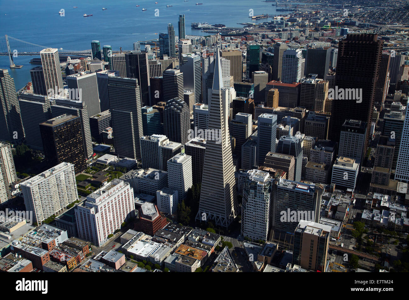 Transamerica Pyramid skyscraper and downtown San Francisco, California ...