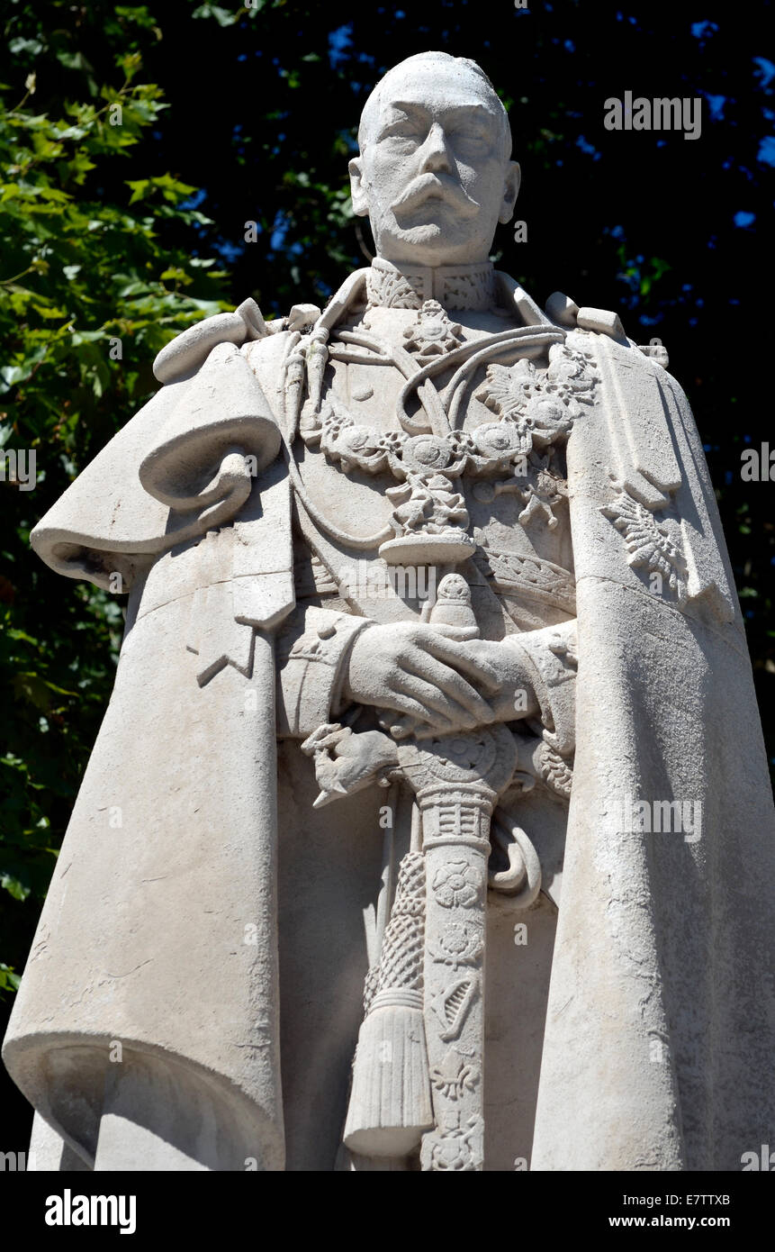 London, England, UK. Statue of King George V in front of Eastern End of ...
