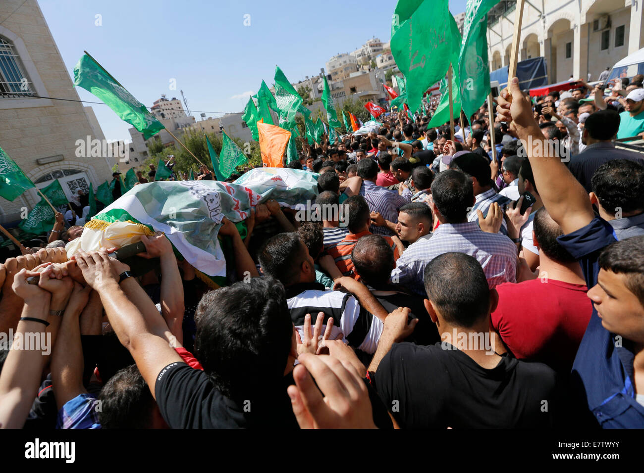 Hebron. 23 Sept, 2014. Thousands of Palestinians mourn over the death ...