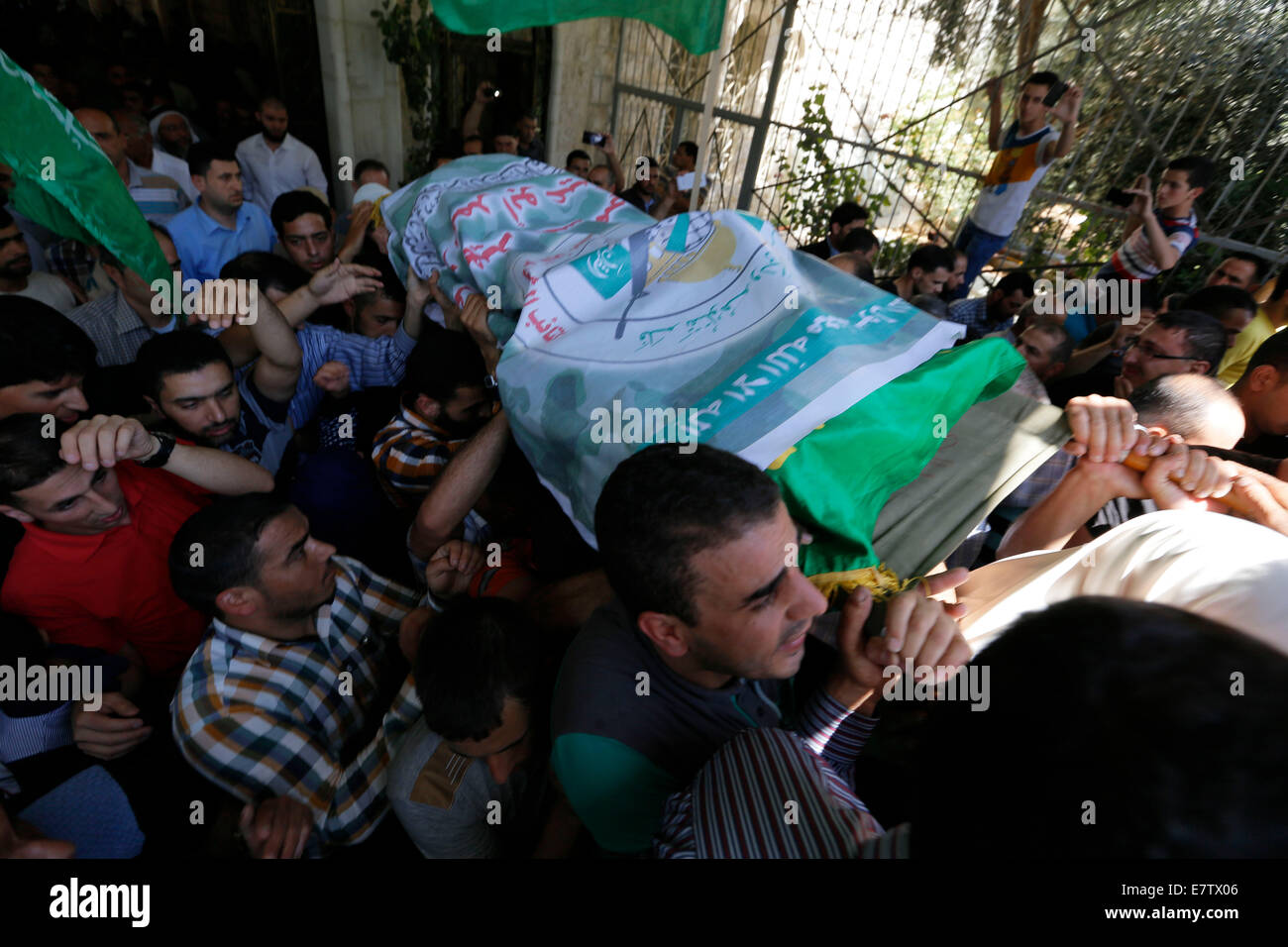 Hebron. 23 Sept, 2014. Thousands of Palestinians mourn over the death ...