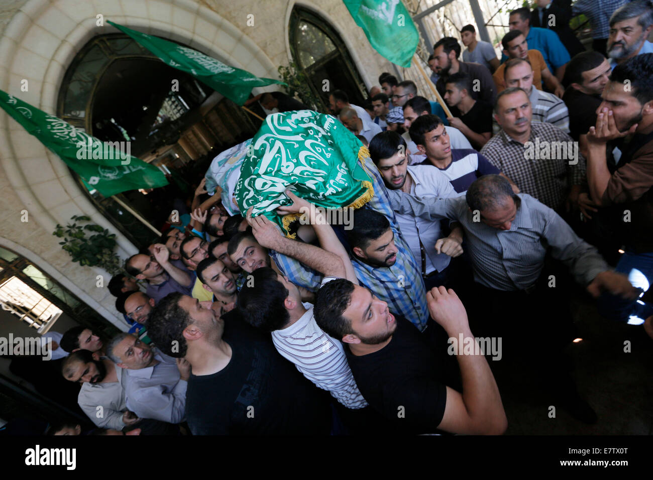 Hebron. 23 Sept, 2014. Thousands of Palestinians mourn over the death ...
