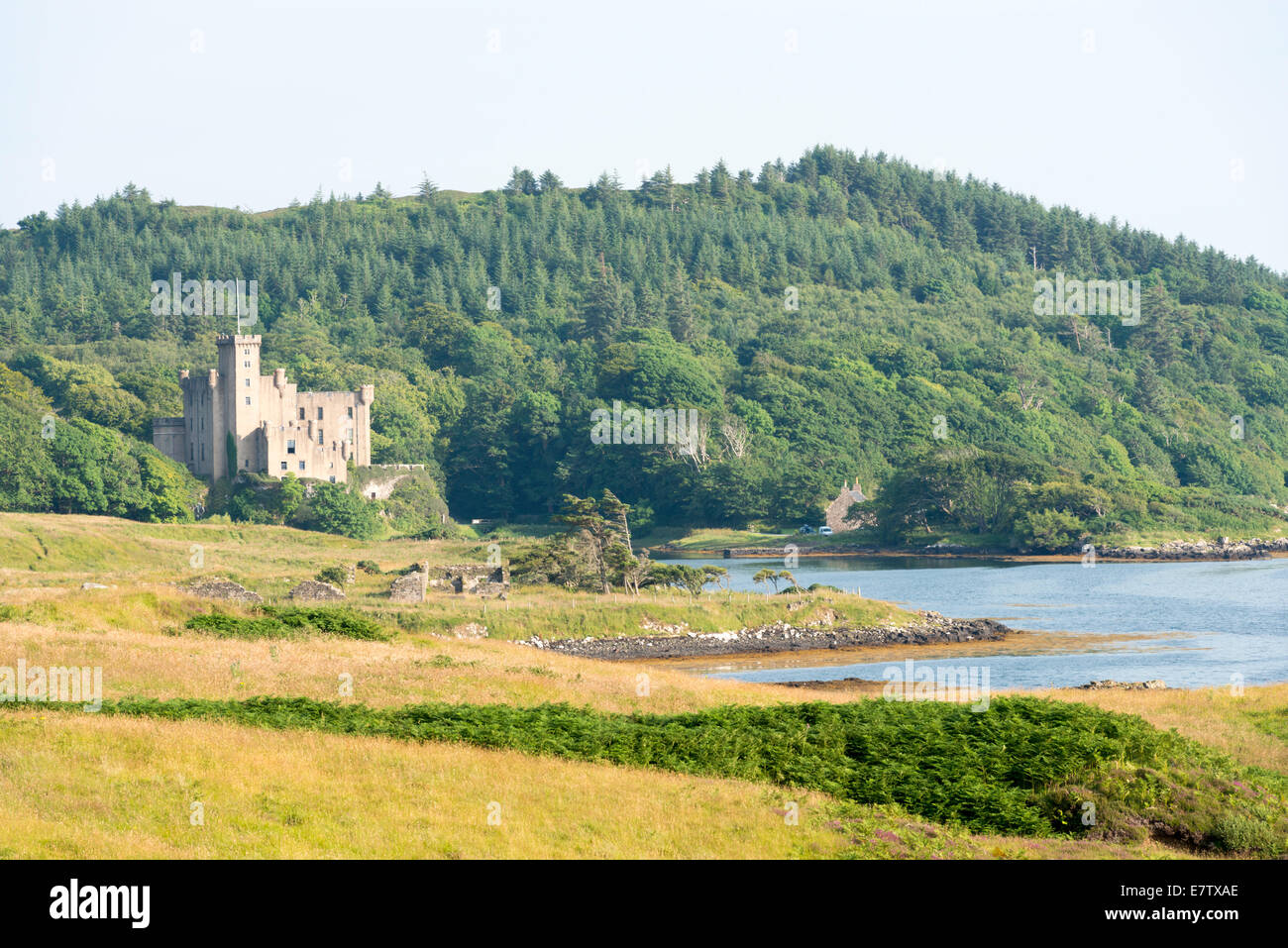 Dunvegan Castle home of the Mcleod Clan, on the shore of Loch Dunvegan ...