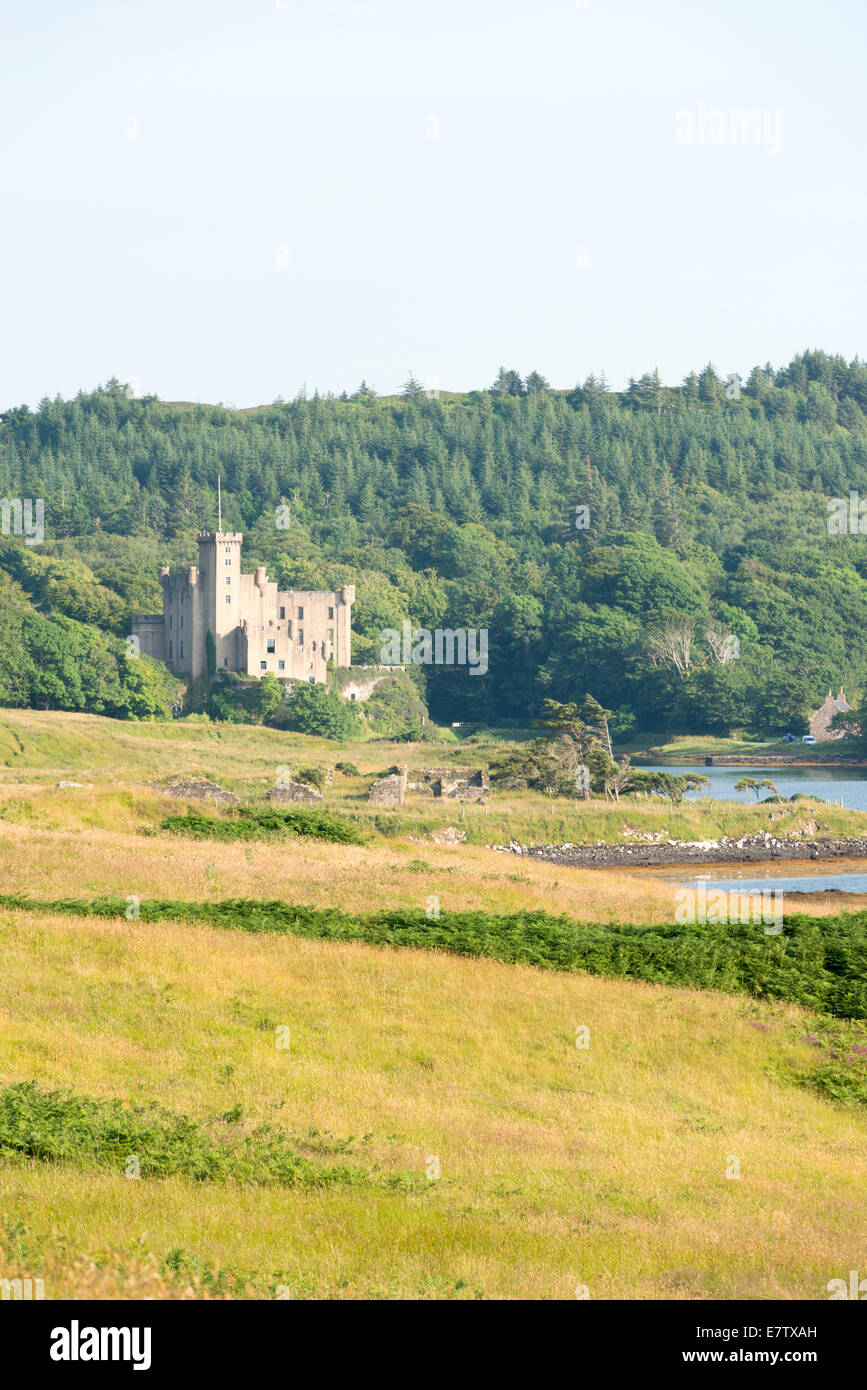 Dunvegan Castle home of the Mcleod Clan, on the shore of Loch Dunvegan ...