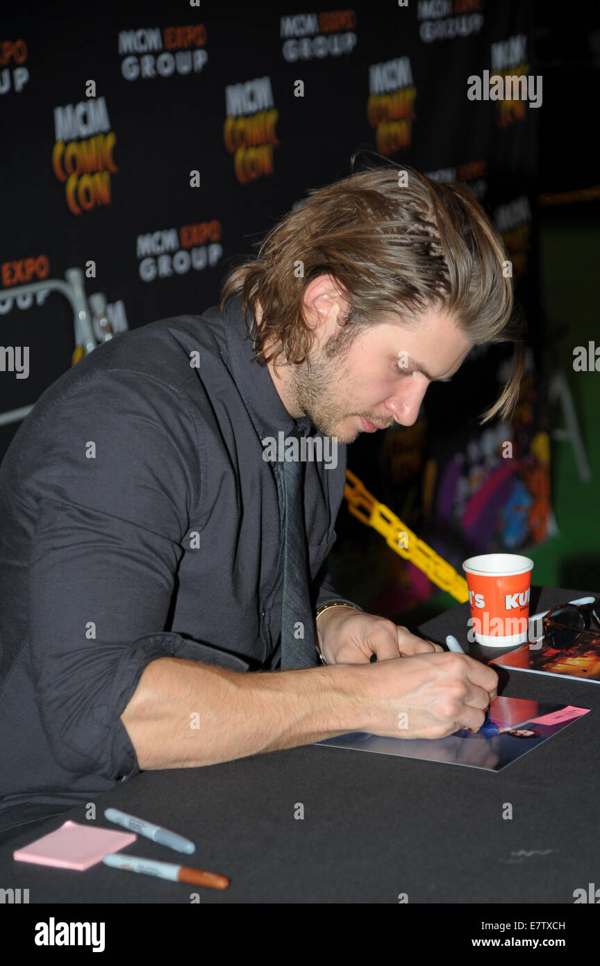 Greyston Holt Bitten Wallpaper