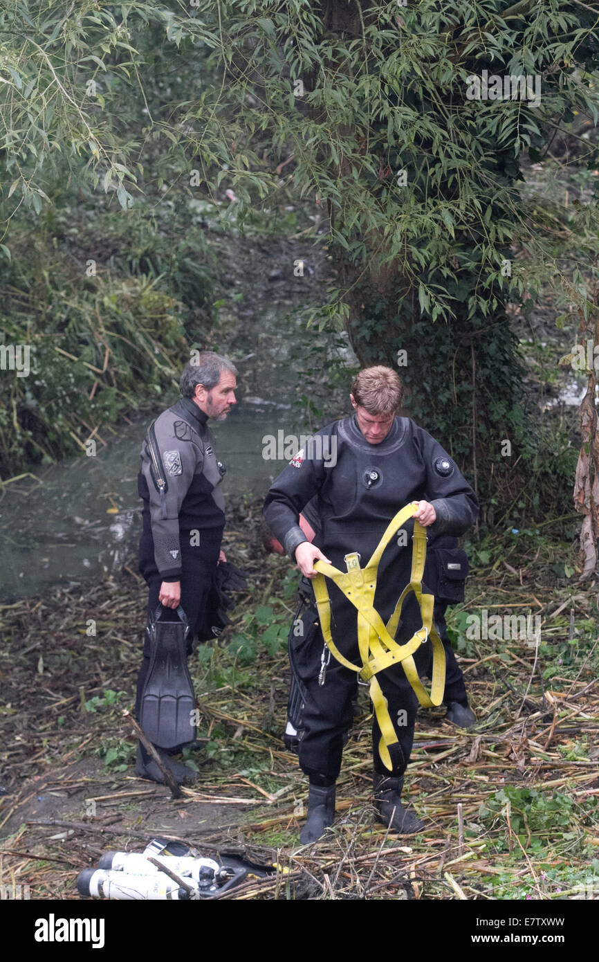 Hanwell London, UK. 24th September, 2014. Police divers search the ...