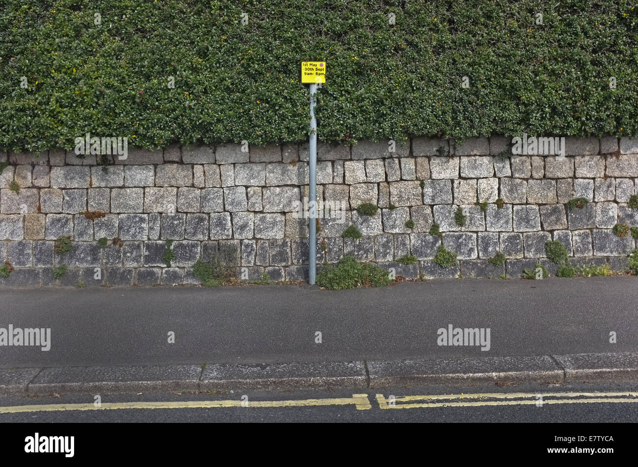 Yellow parking sign hi-res stock photography and images - Alamy