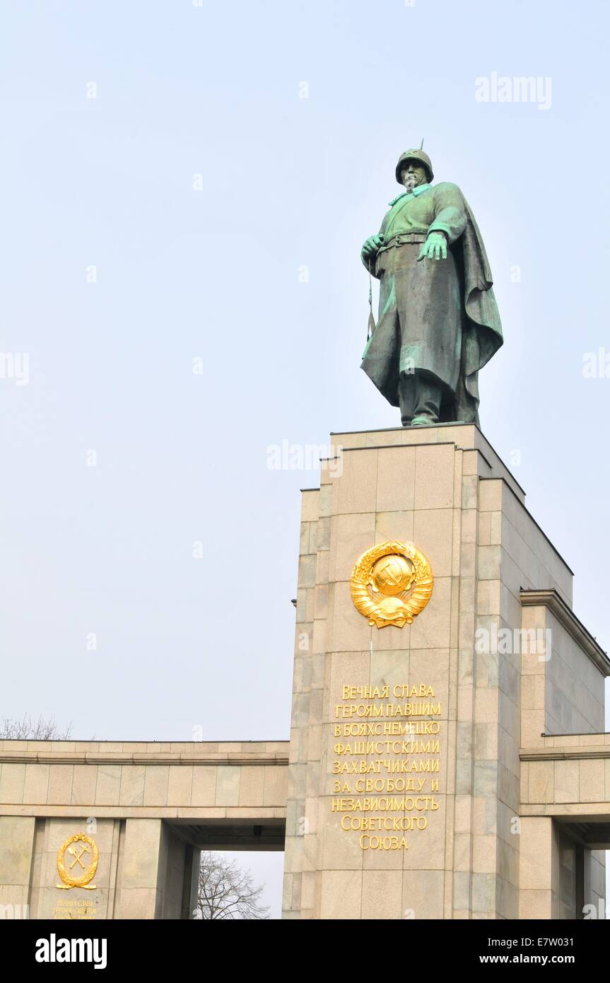 Berlin, ddr, soviet army soldiers hi-res stock photography and images ...