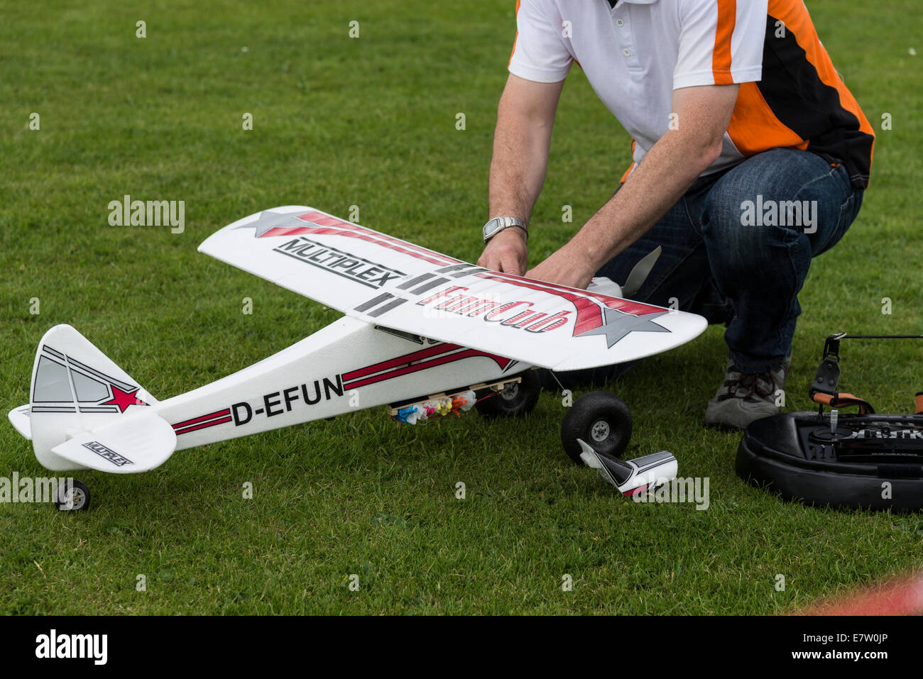 Flying model airplane hi-res stock photography and images - Alamy