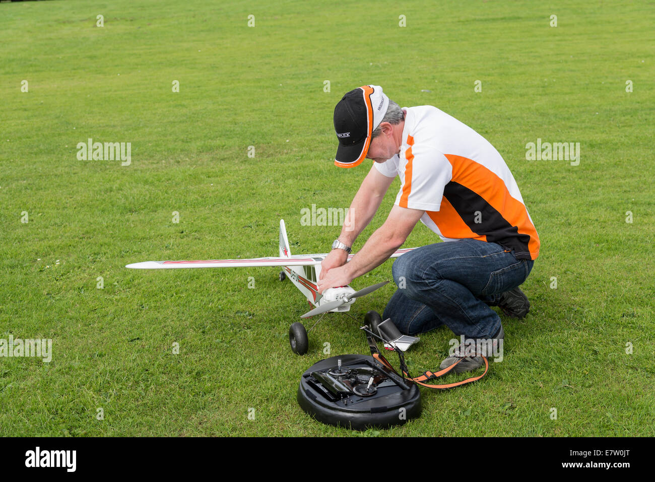 Flying model airplane hi-res stock photography and images - Alamy