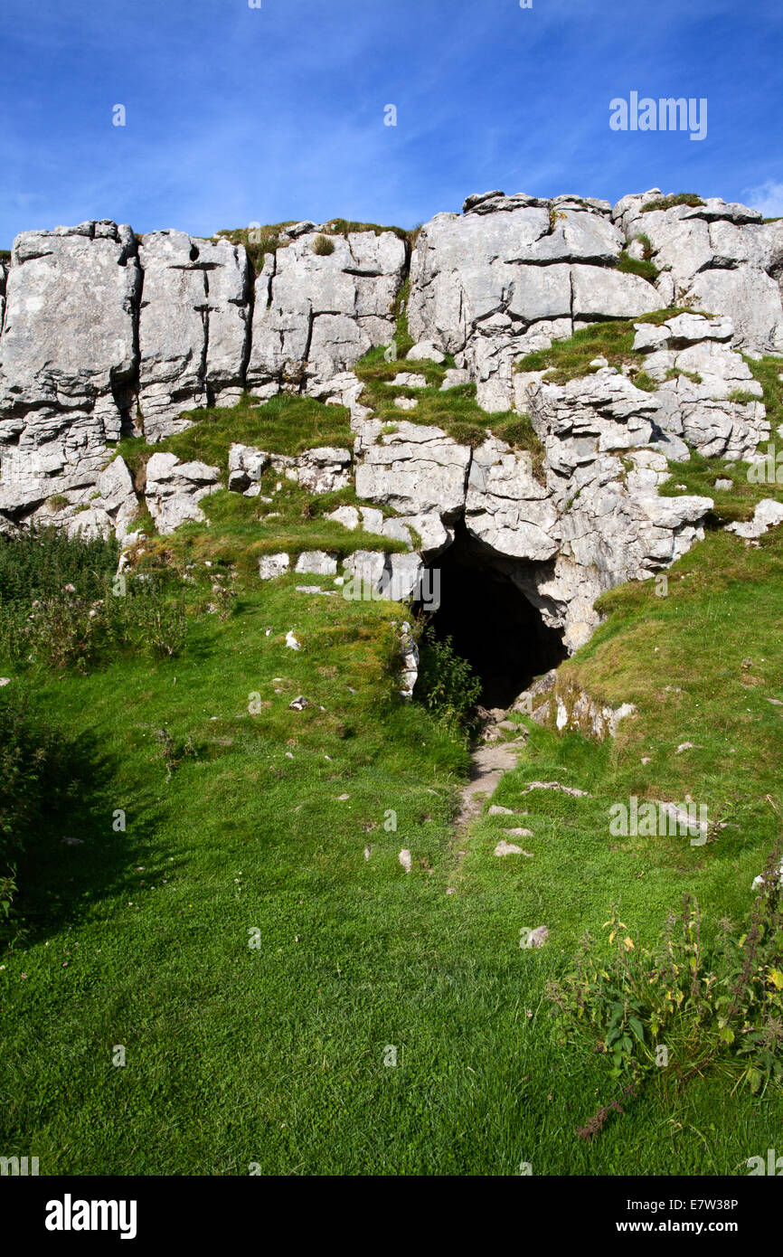 Langcliffe and yorkshire and cave hi-res stock photography and images ...