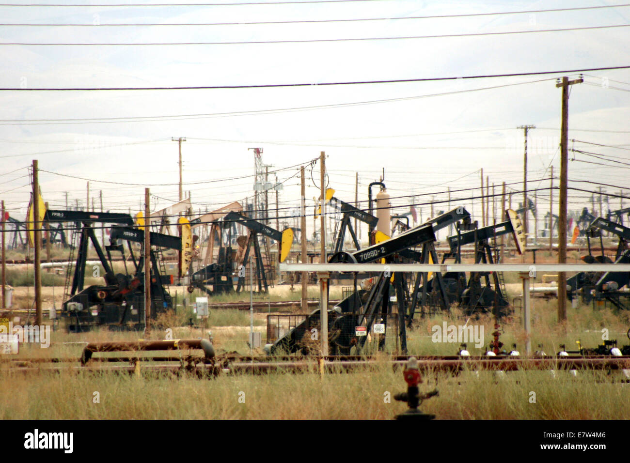 Multiple pumpjacks hi-res stock photography and images - Alamy