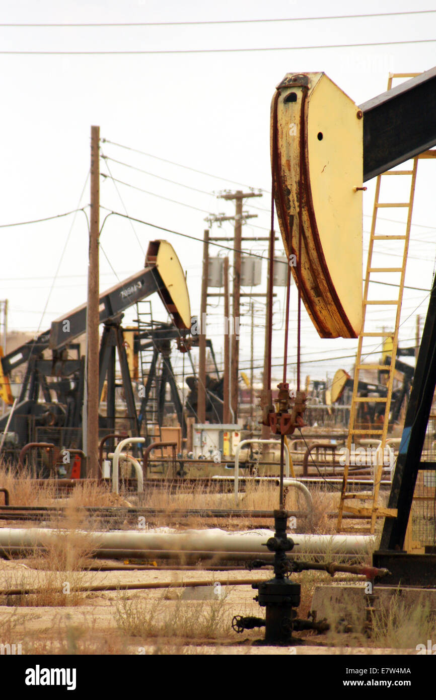 Multiple pumpjacks hi-res stock photography and images - Alamy