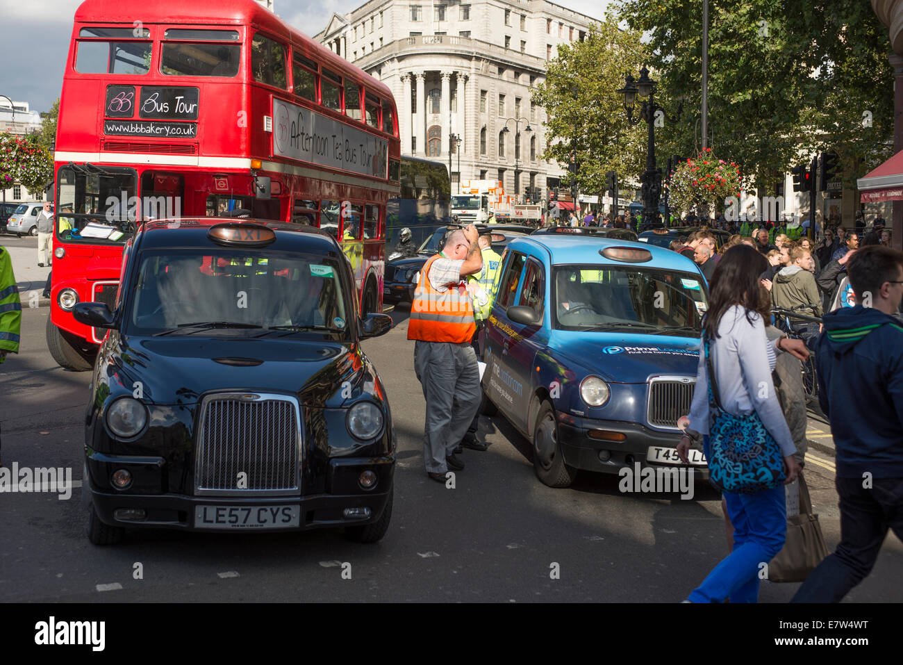 London bus drivers cab hi-res stock photography and images - Alamy