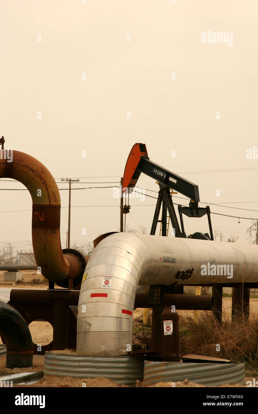 Multiple pumpjacks hi-res stock photography and images - Alamy