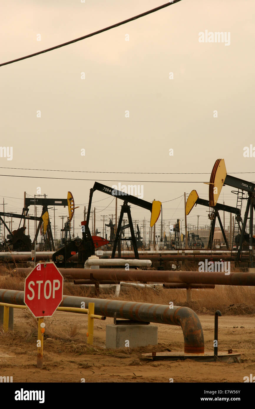 Multiple pumpjacks hi-res stock photography and images - Alamy