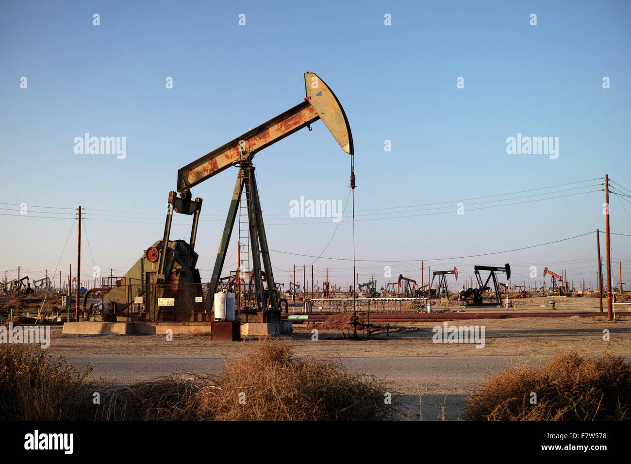Oil well head desert hi-res stock photography and images - Alamy