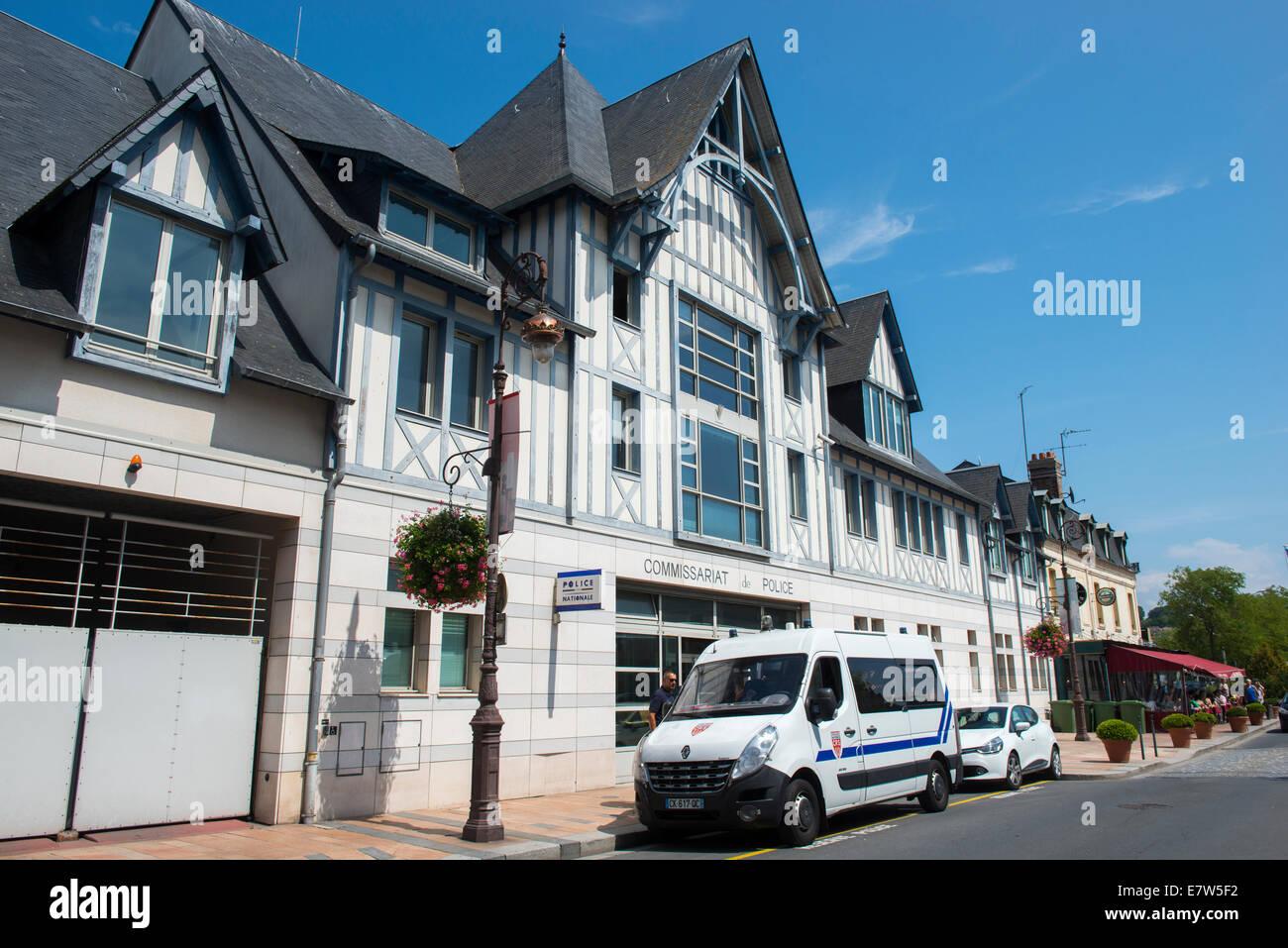 Police car in france hi-res stock photography and images - Alamy