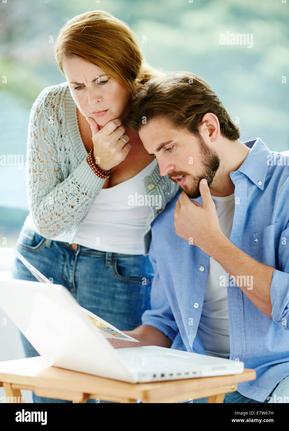 Finances computer hi-res stock photography and images - Alamy