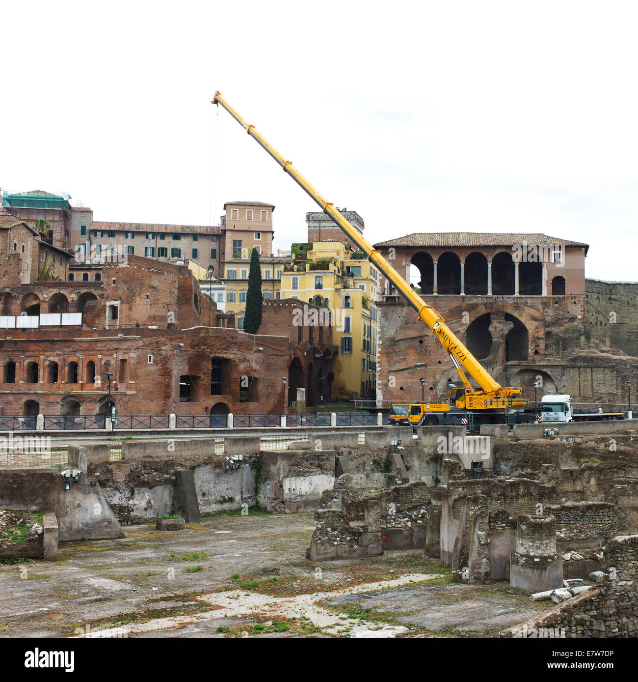 Rome ancient construction crane hi-res stock photography and images - Alamy