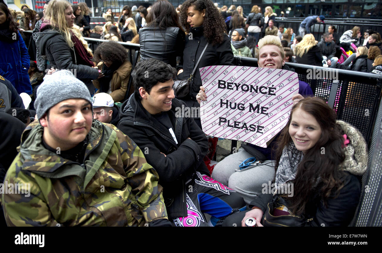 Sold out concert sign hi-res stock photography and images - Alamy