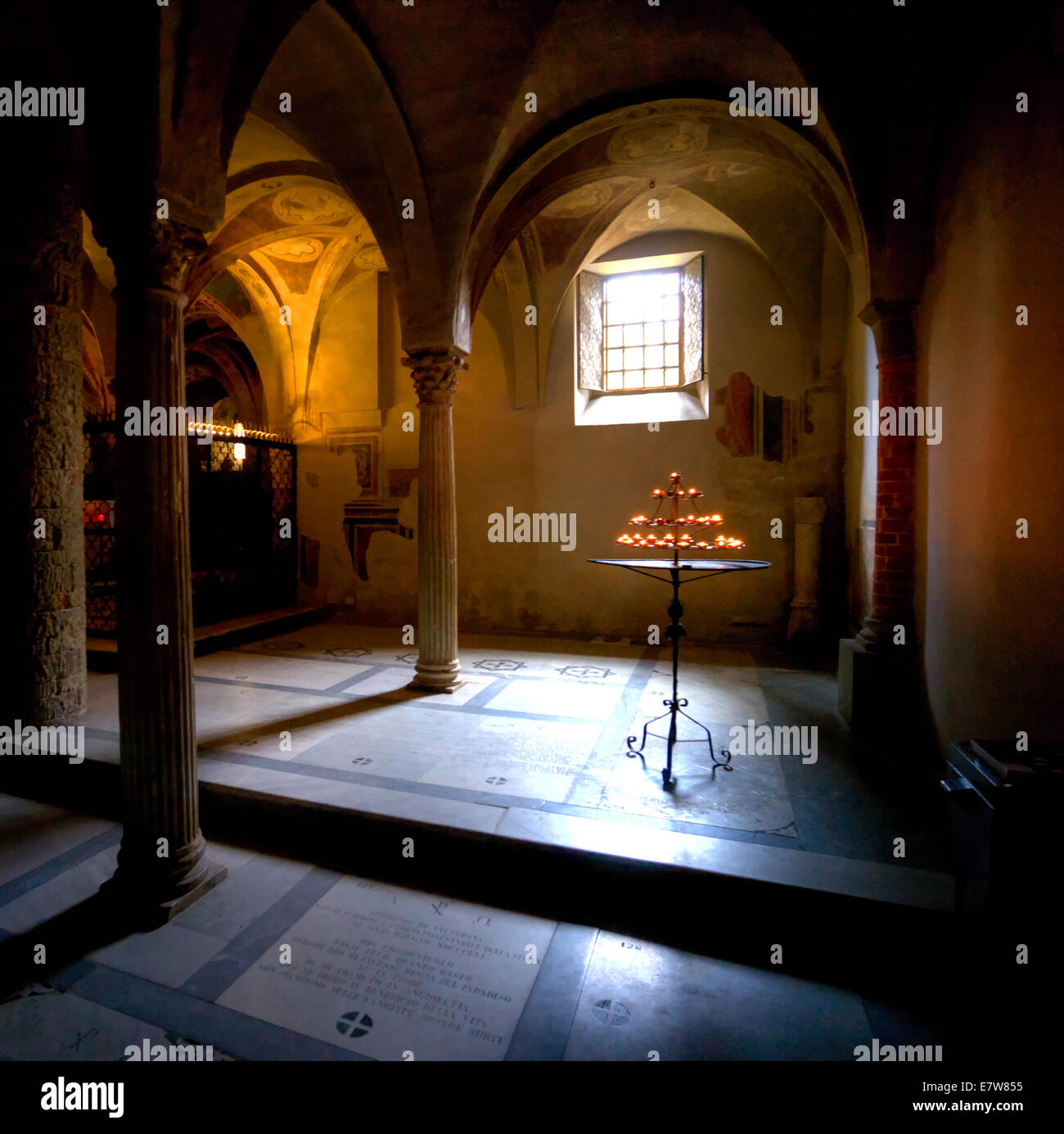 Crypt columns hi-res stock photography and images - Alamy