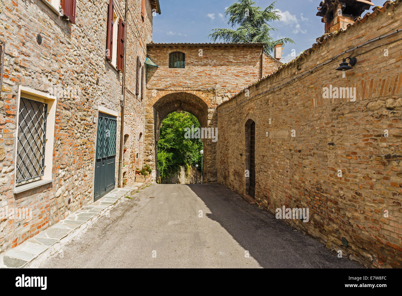 Courtyard of the medieval Italian castle Stock Photo - Alamy