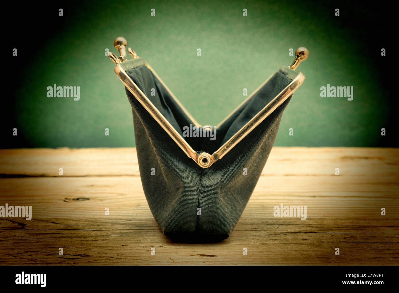 empty old purse Stock Photo - Alamy