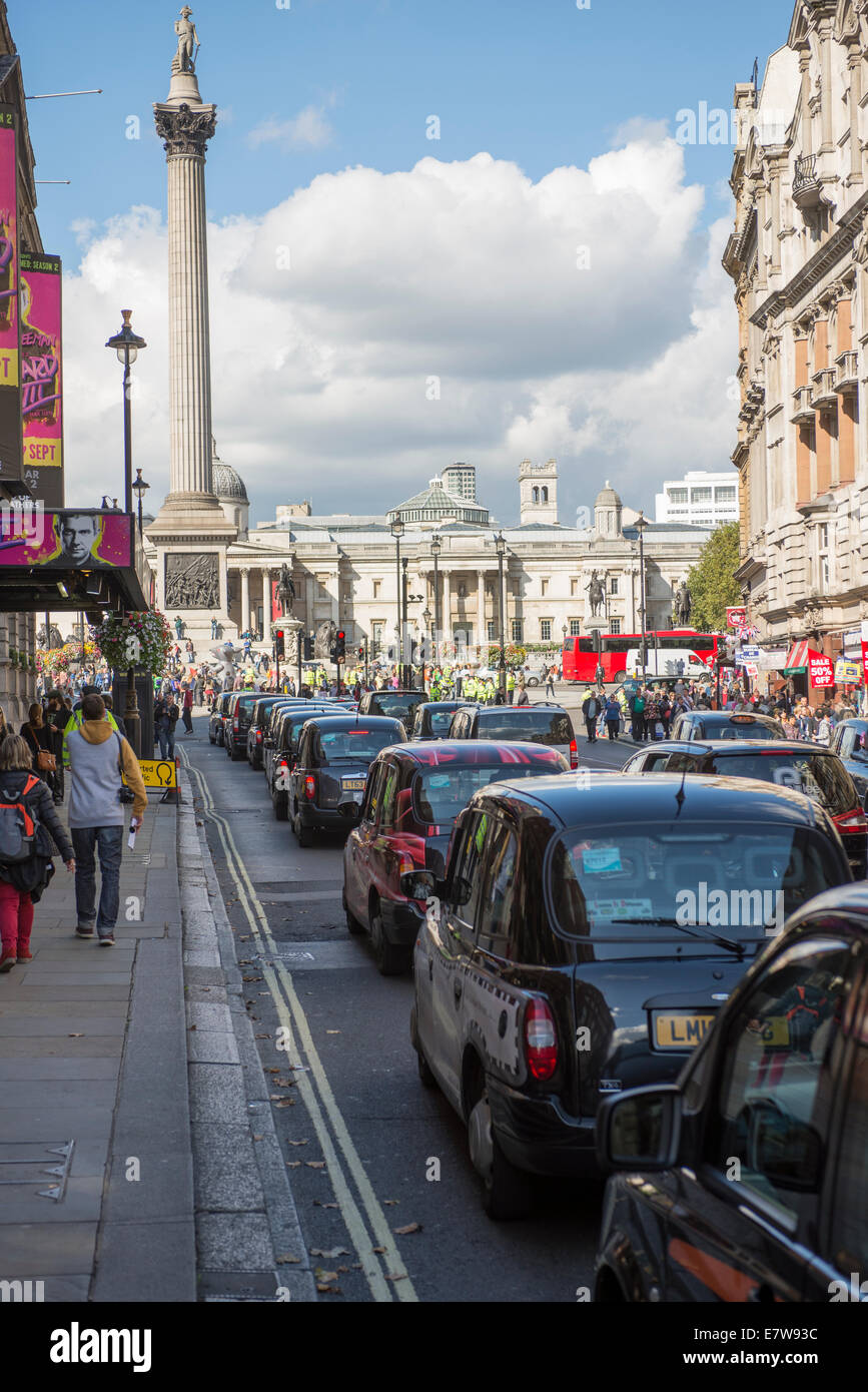 Taxi cabs driving around hi-res stock photography and images - Alamy