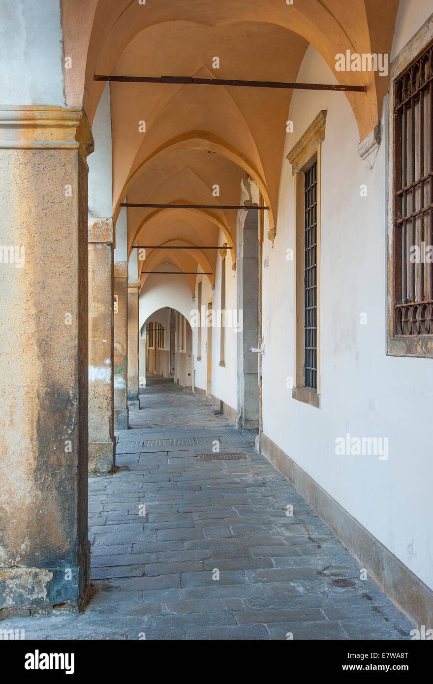 Traditional plastered, arched walkway in an Italian town Stock Photo ...